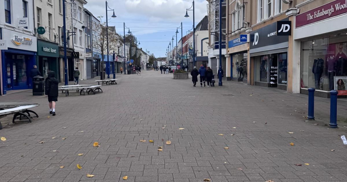 Town centre continues to struggle after more shops close their doors ...
